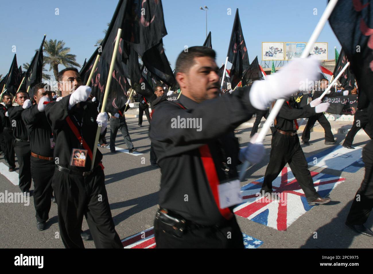 Members of the Mahdi Army militia of radical anti-American cleric ...
