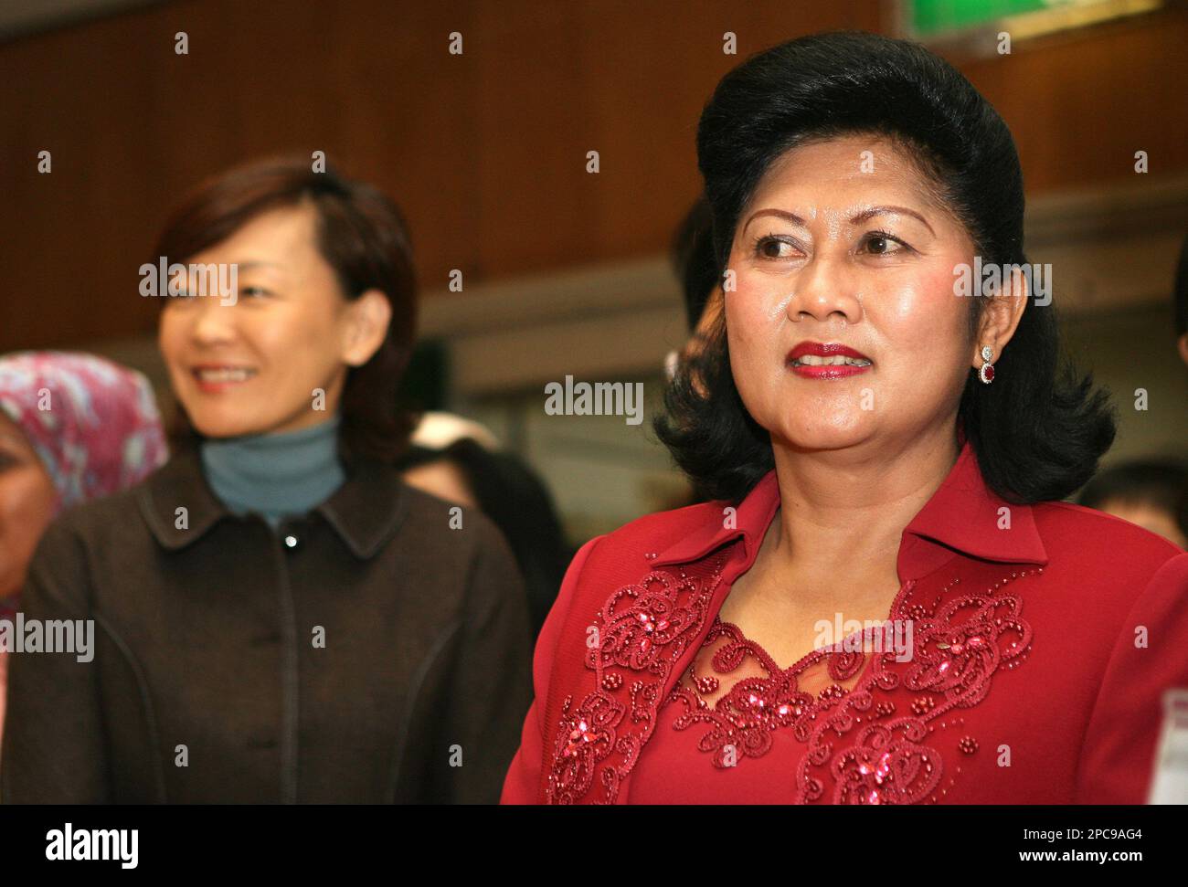 Indonesian First Lady Kristiani Yudhoyono, right, and Japanese first ...