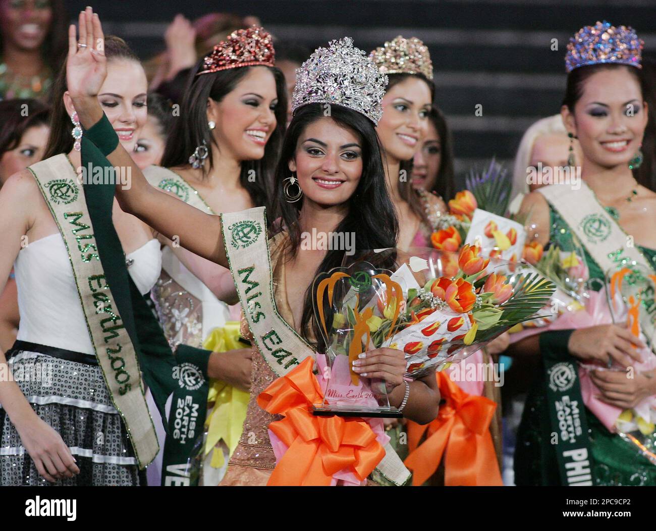 Miss Earth 2006 Chile's Hil Yesenia Hernandez Escobar waves in front of ...