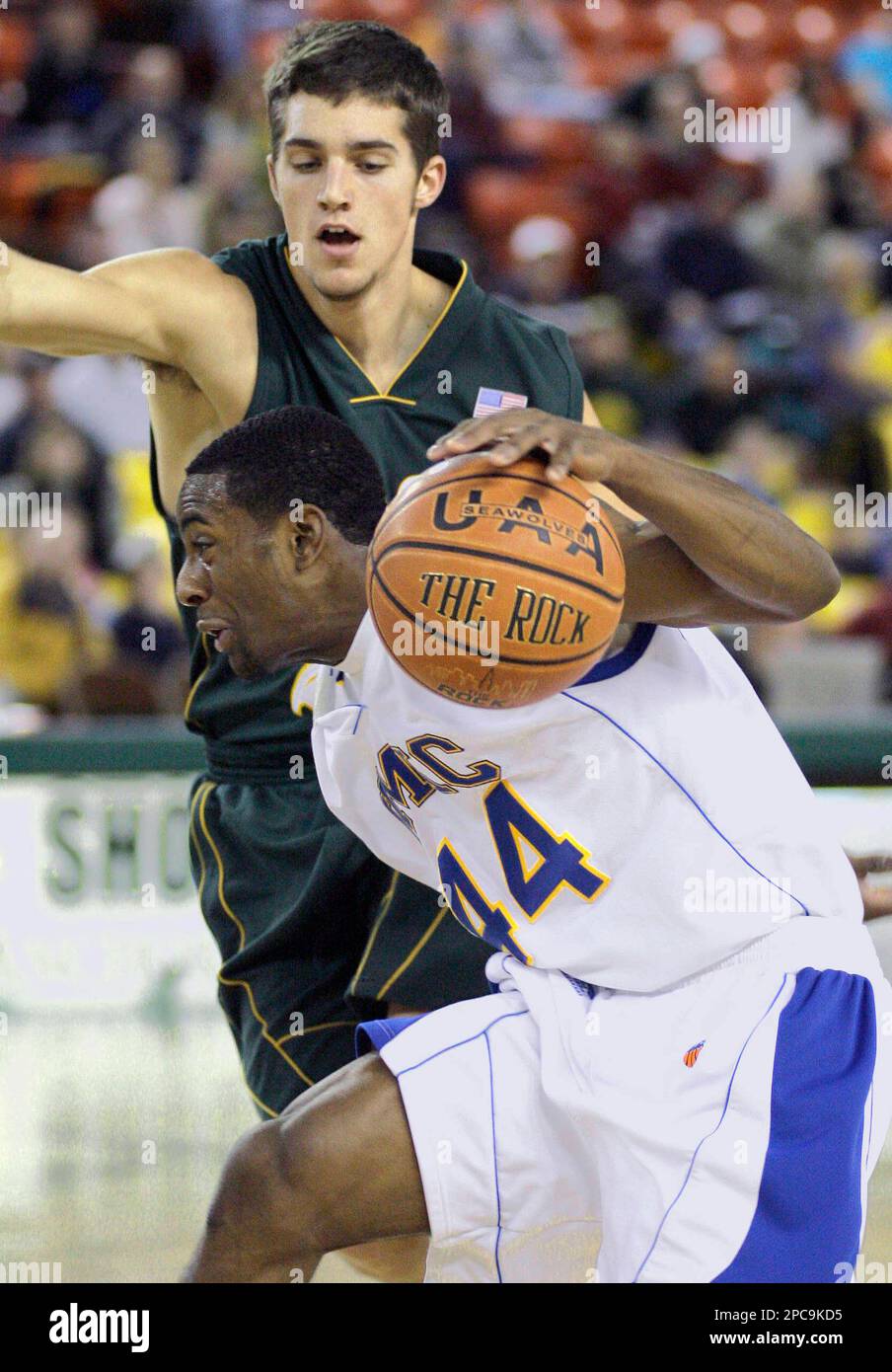 Missouri-Kansas City's Quinton Day (44) drives past Alaska-Anchorage's ...