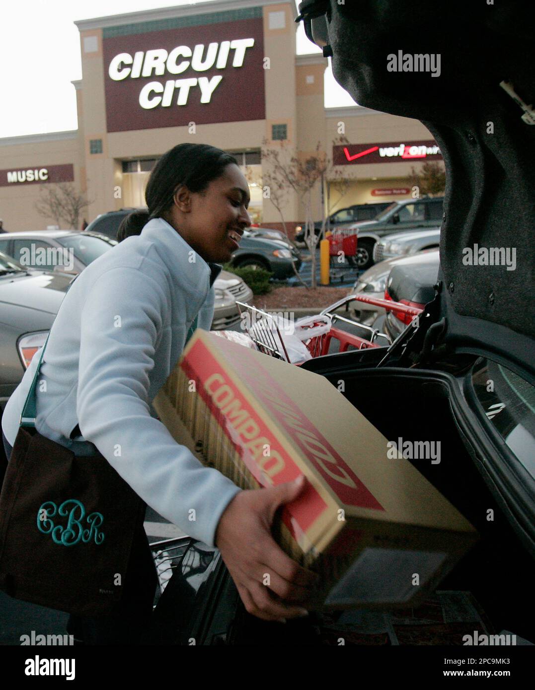 Carly Briggs of Florence, Miss., rushes to pack her new laptop computer ...