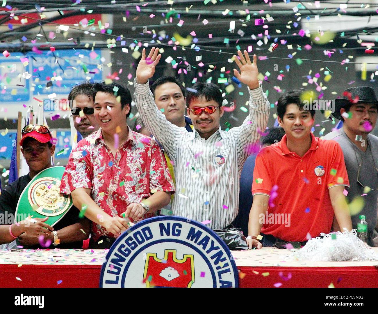 World super featherweight boxing champion Manny Pacquiao, center ...