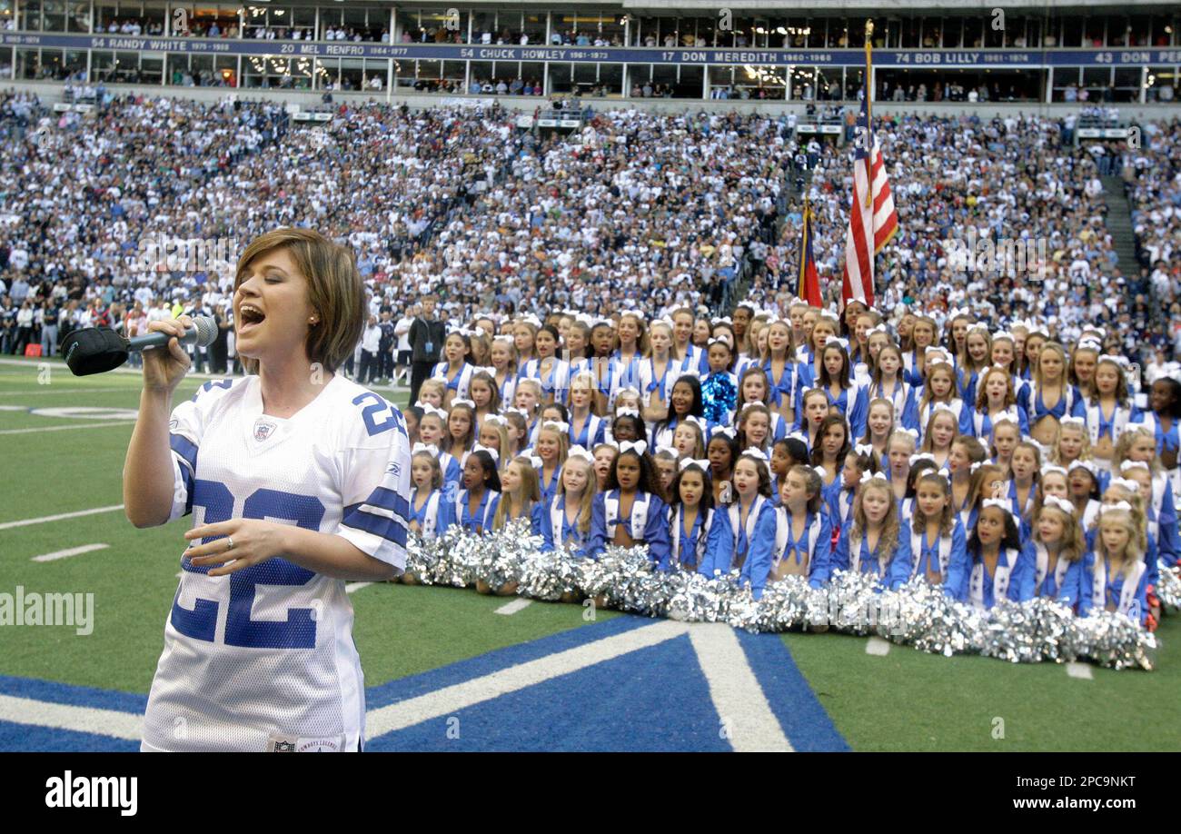 Kelly Clarkson sings the national anthem before the NFL football game ...