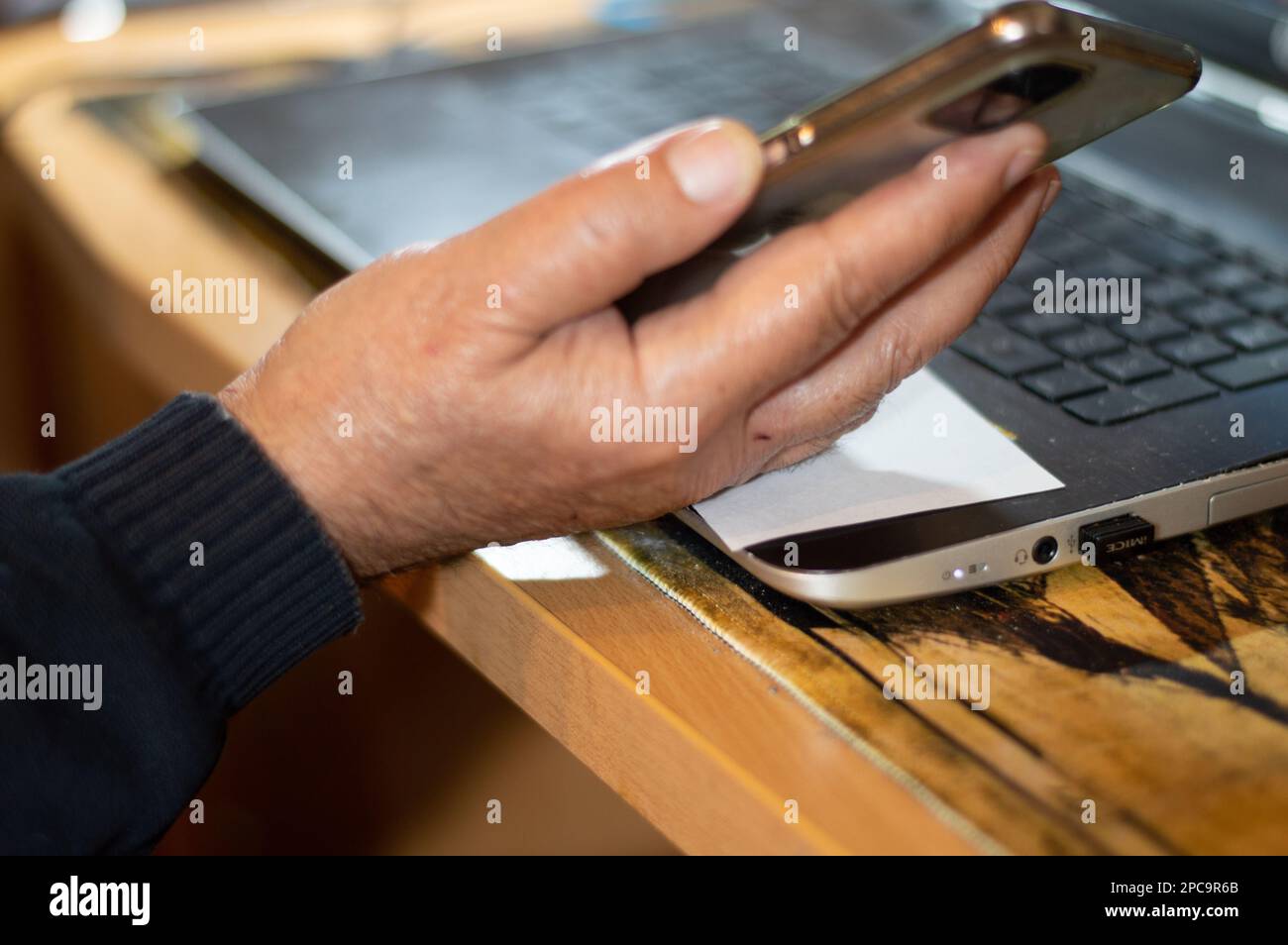 Downloading software hi-res stock photography and images - Alamy