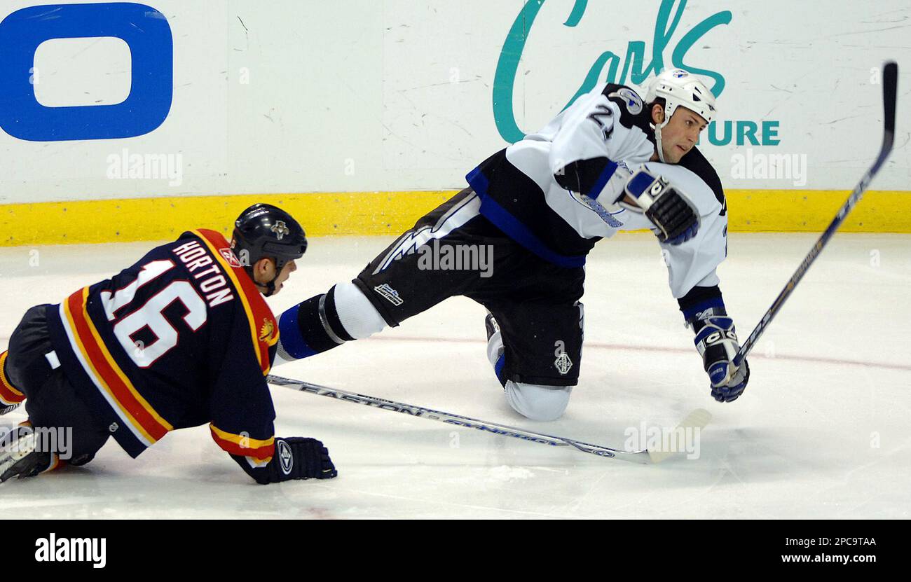 Florida Panthers right wing Nathan Horton (16) collides with Tampa Bay ...