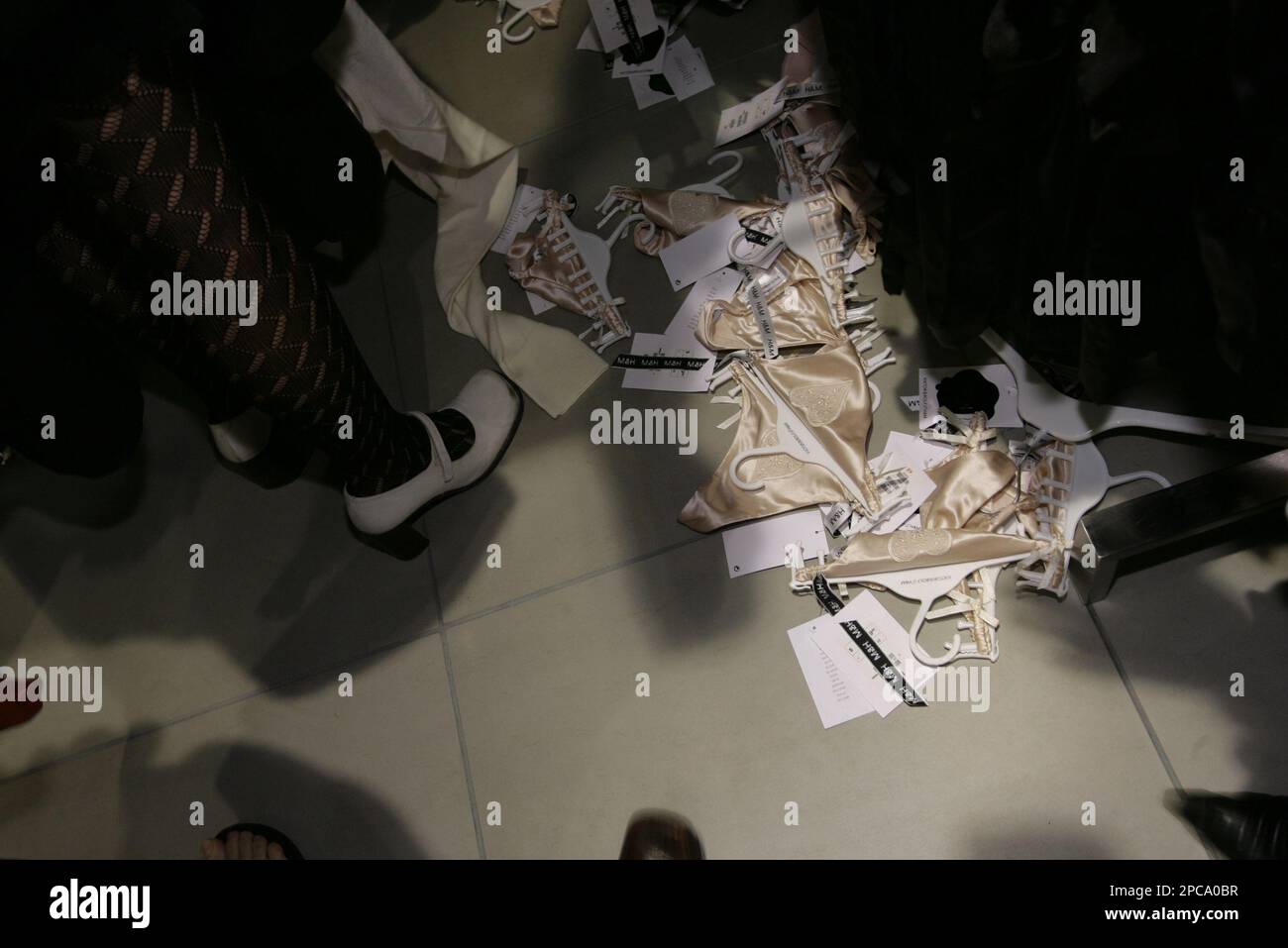 ** FOR USE WITH AP WEEKLY FEATURES ** Frenzied customers grab clothes ...