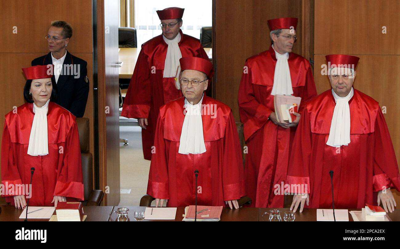 Die Richter des Ersten Senats des Bundesverfassungerichts, von links ...