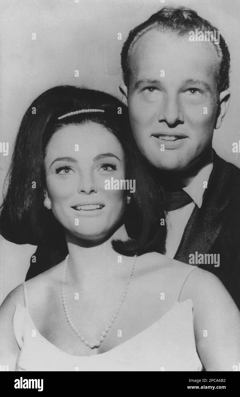 Paul Hornung, Green Bay Packers back, poses with Pat Roeder, daughter ...