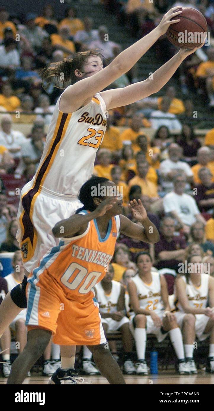 Arizona State Kirsten Thompson, left, reaches over the top of Tennessee ...