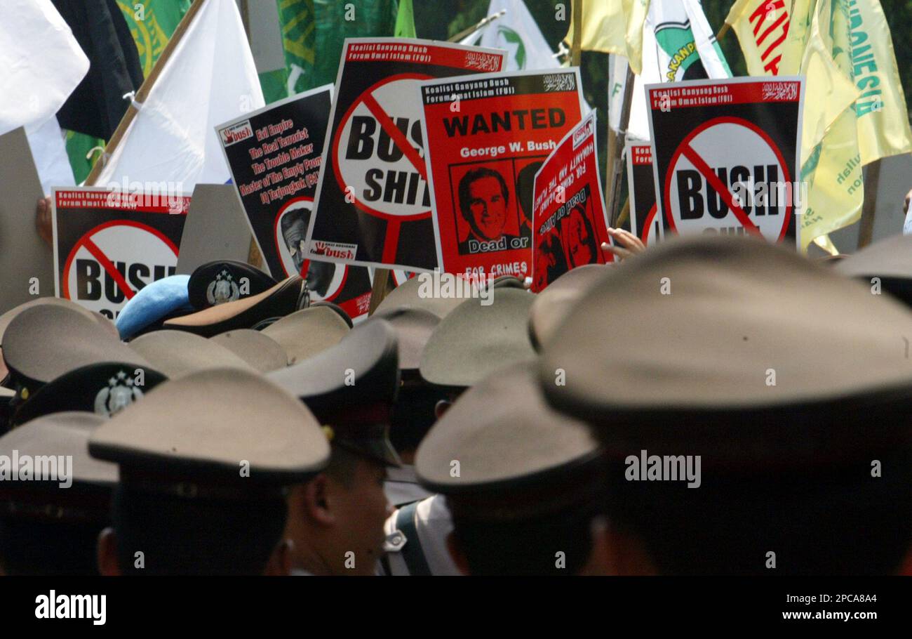 Indonesian police officers block Muslim protesters during a rally ...
