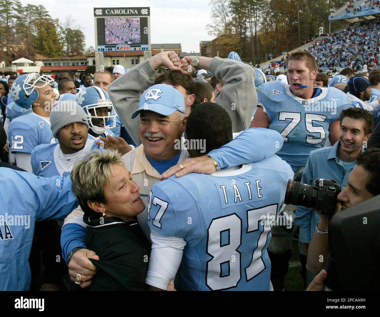 North Carolina coach John Bunting hugs his wife Dawn and North Carolina ...