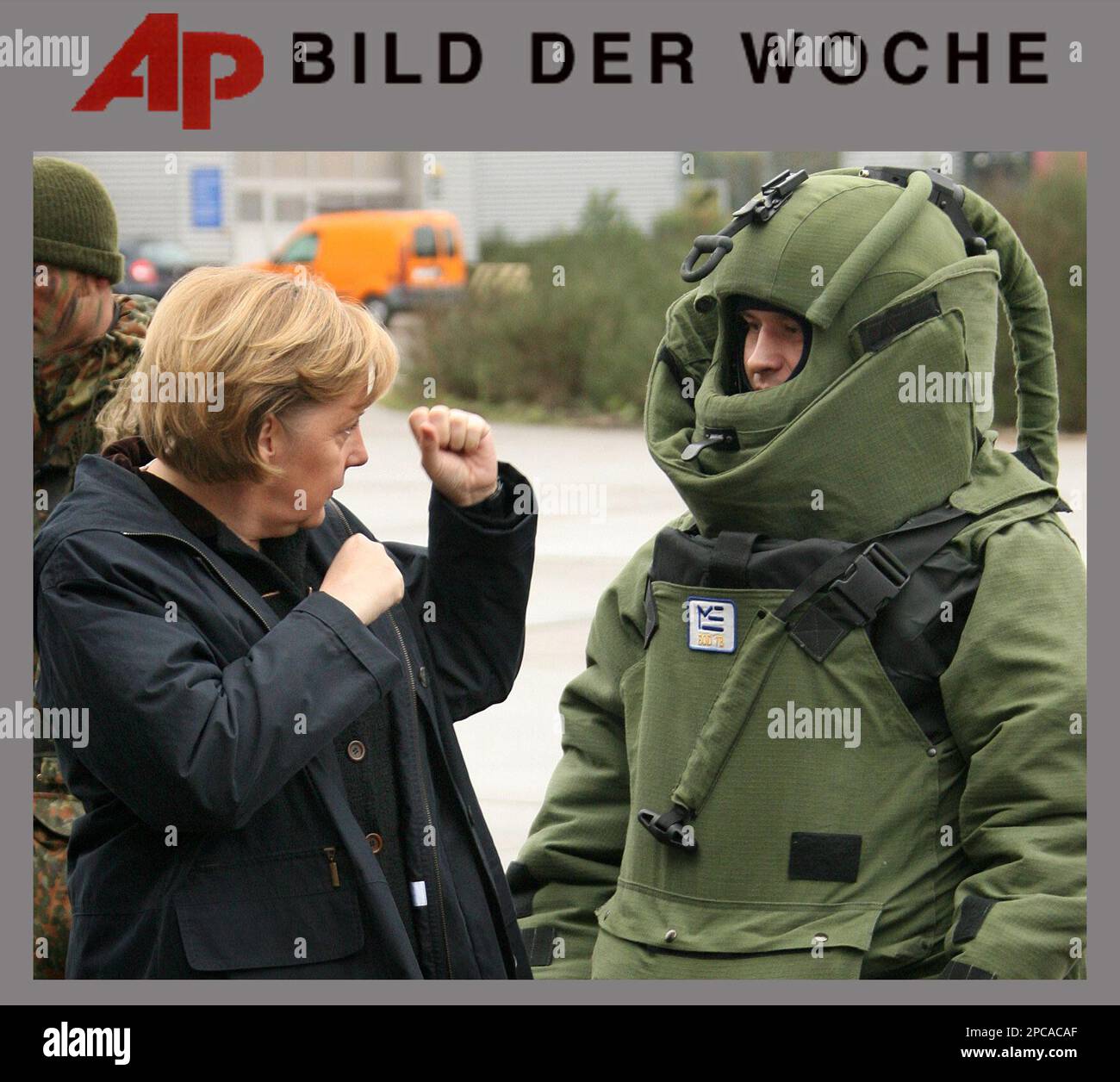 ** BILD DER WOCHE - NATIONAL ** Bundeskanzlerin Angela Merkel laesst ...