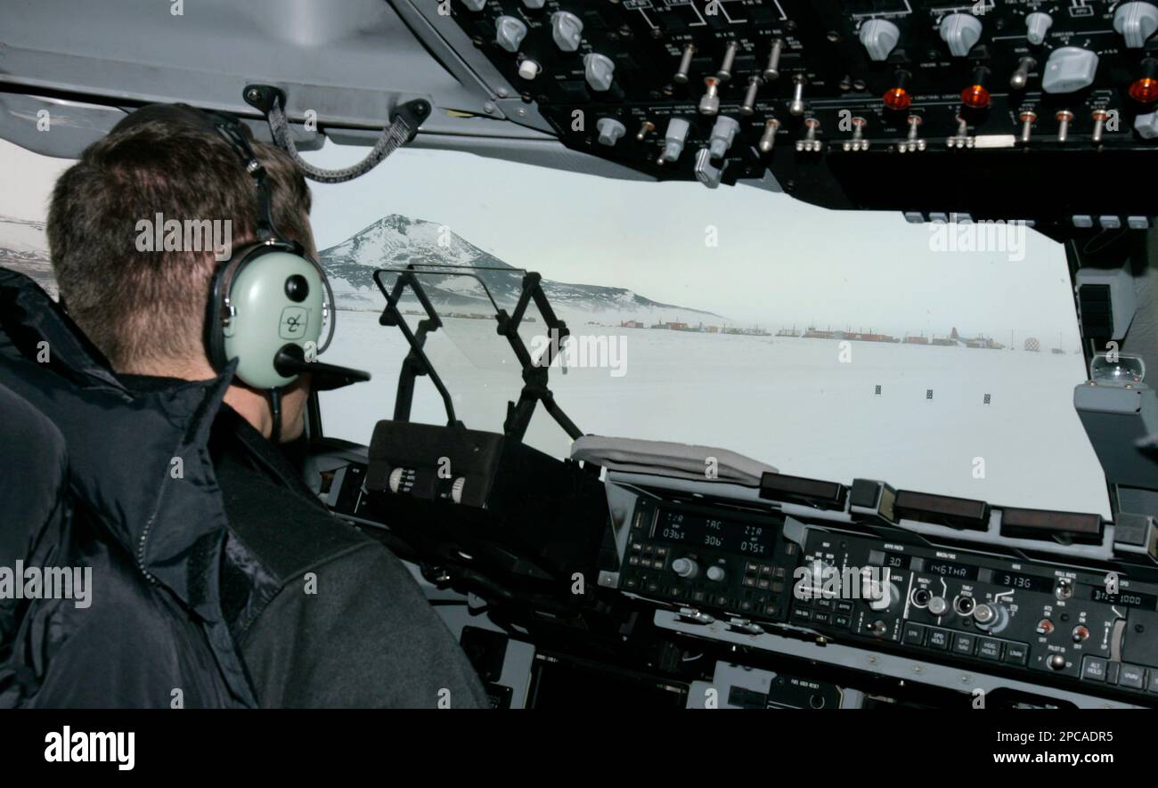 ** SECOND SERIES OF PHOTOS IN A MULTI-PART PHOTO STORY ** U.S. Air ...