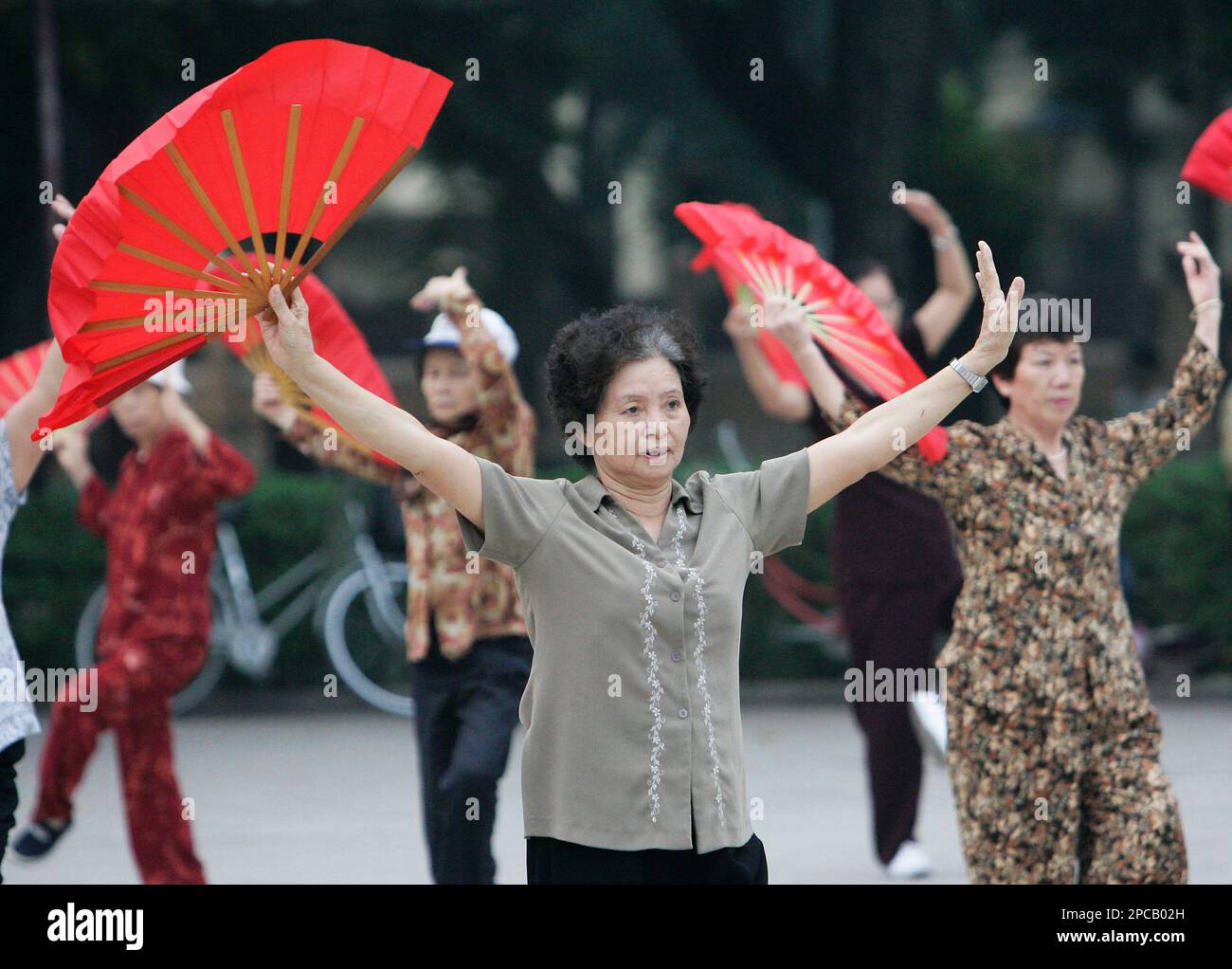 Vietnamese women dance with fans early Monday, Nov. 13, 2006, at Lenin ...