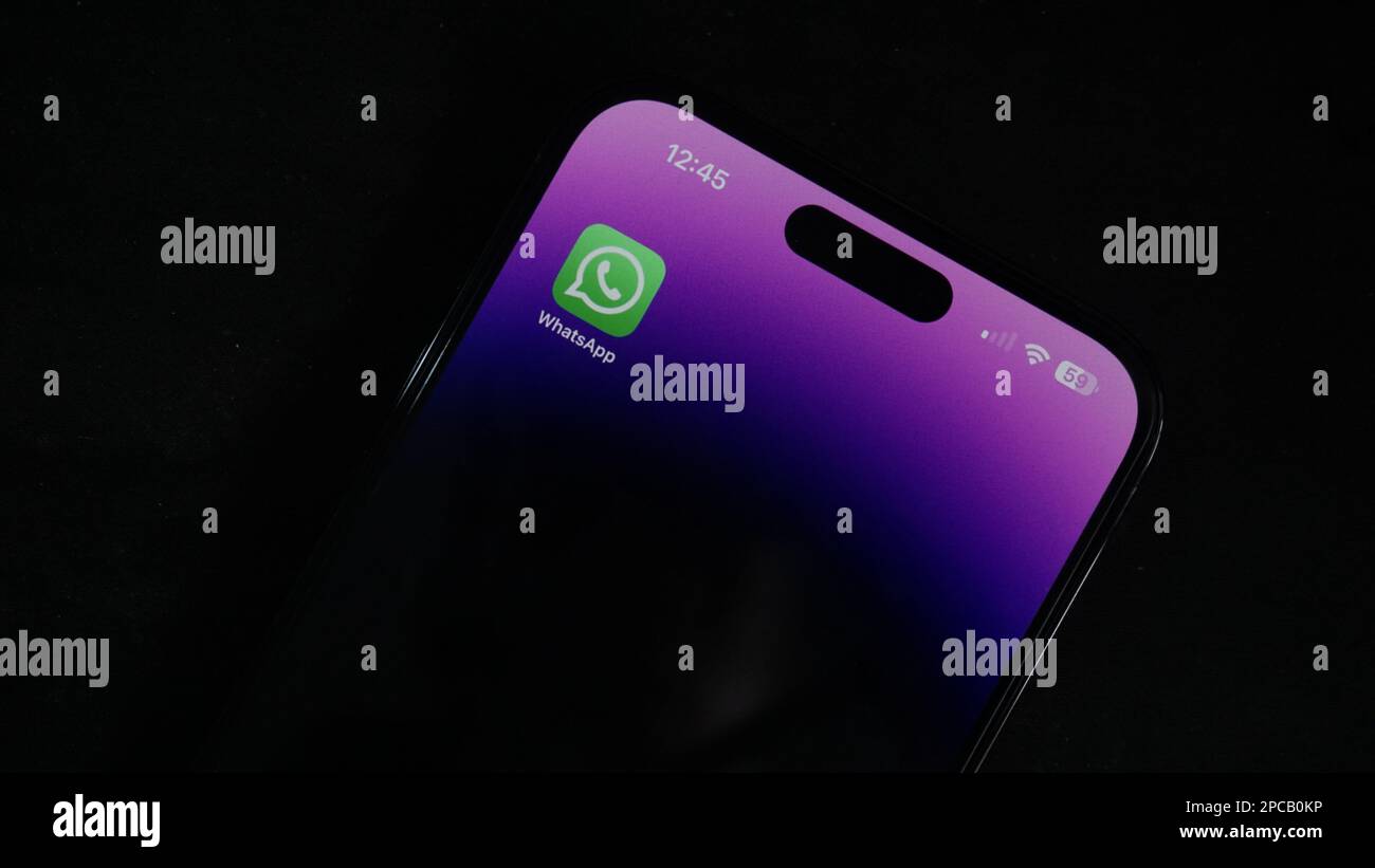 Iphone 14 pro max hi-res stock photography and images - Alamy