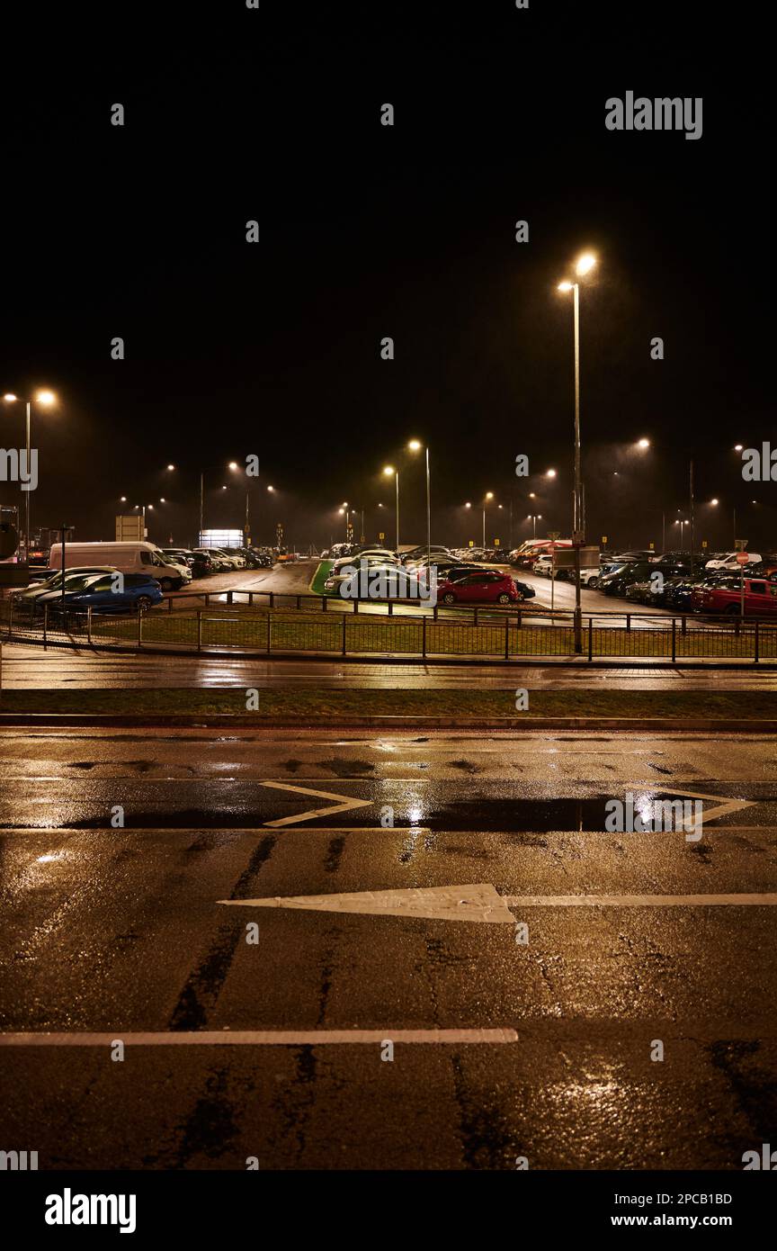 10 mar 2023 - luton uk: Car park at night in the rain Stock Photo - Alamy