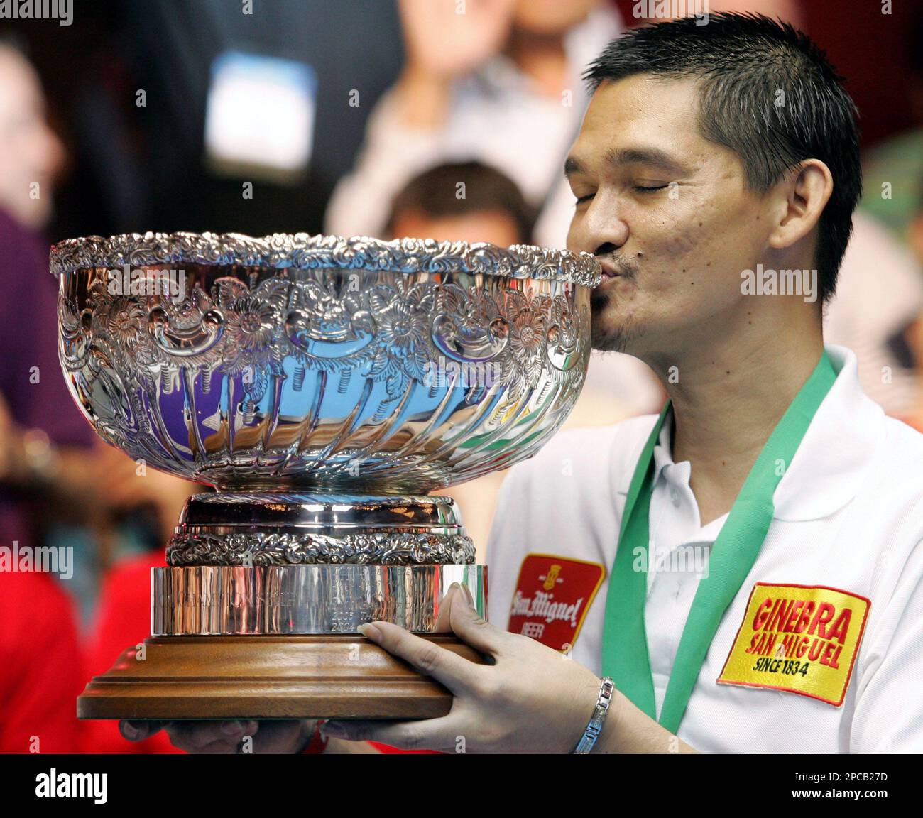 New World Pool Champion Philippines' Ronato Alcano kisses his trophy ...