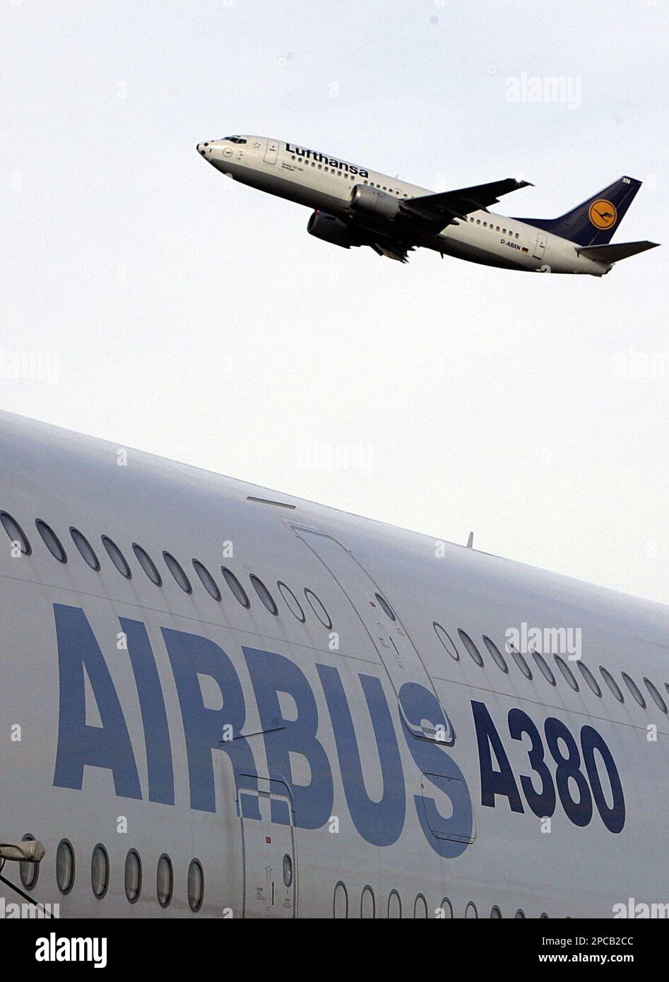 Eine Lufthansamaschine fliegt ueber den neuen Airbus A380 am Sonntag ...