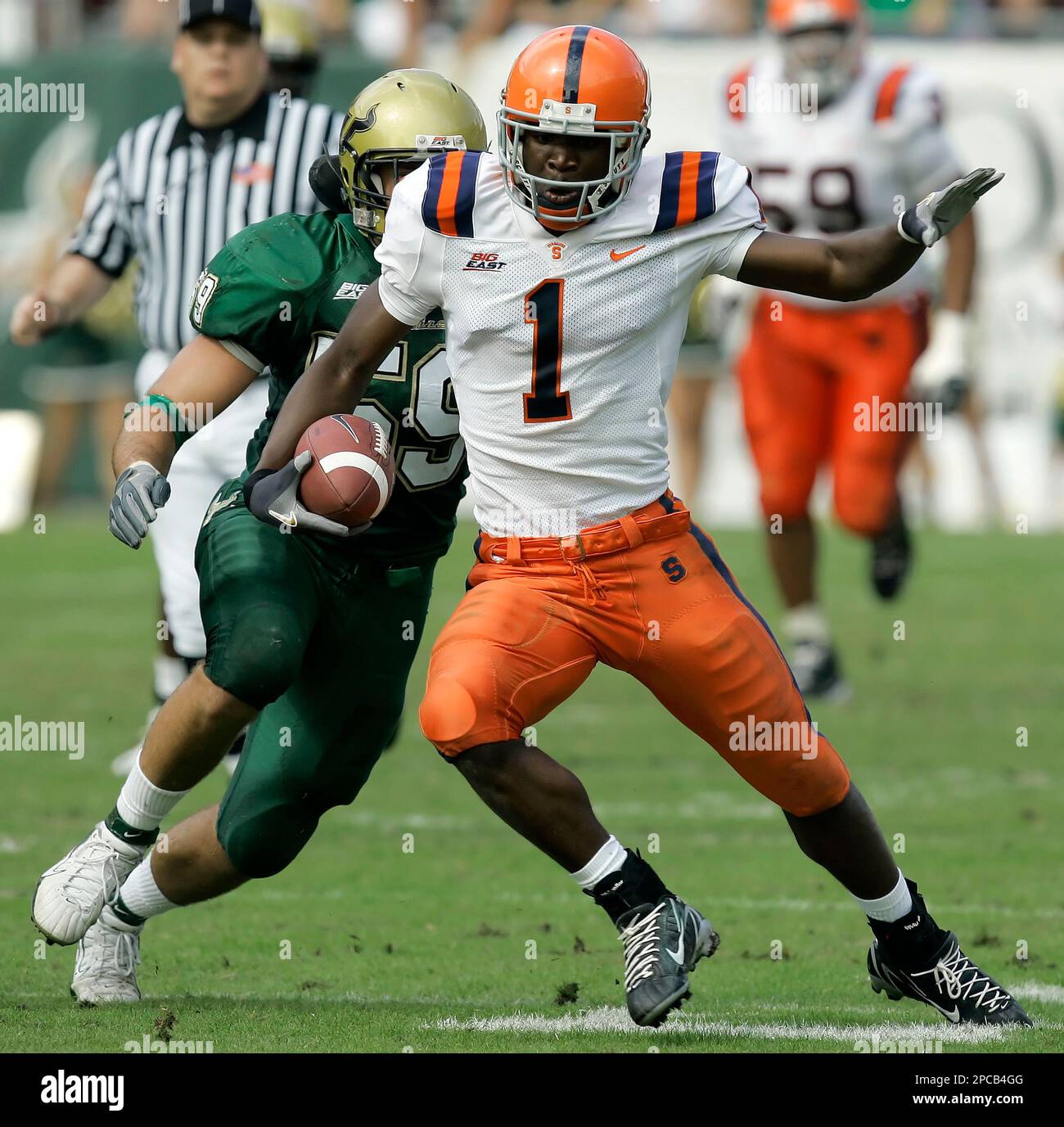 Syracuse wide receiver Mike Williams (1) eludes South Florida ...
