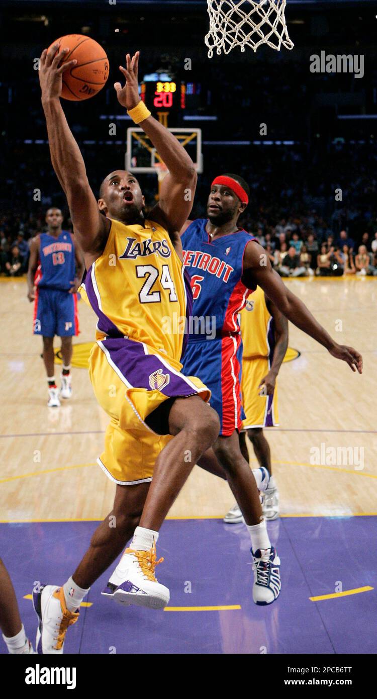 Los Angeles Lakers' Kobe Bryant drives to the basket past Detroit ...