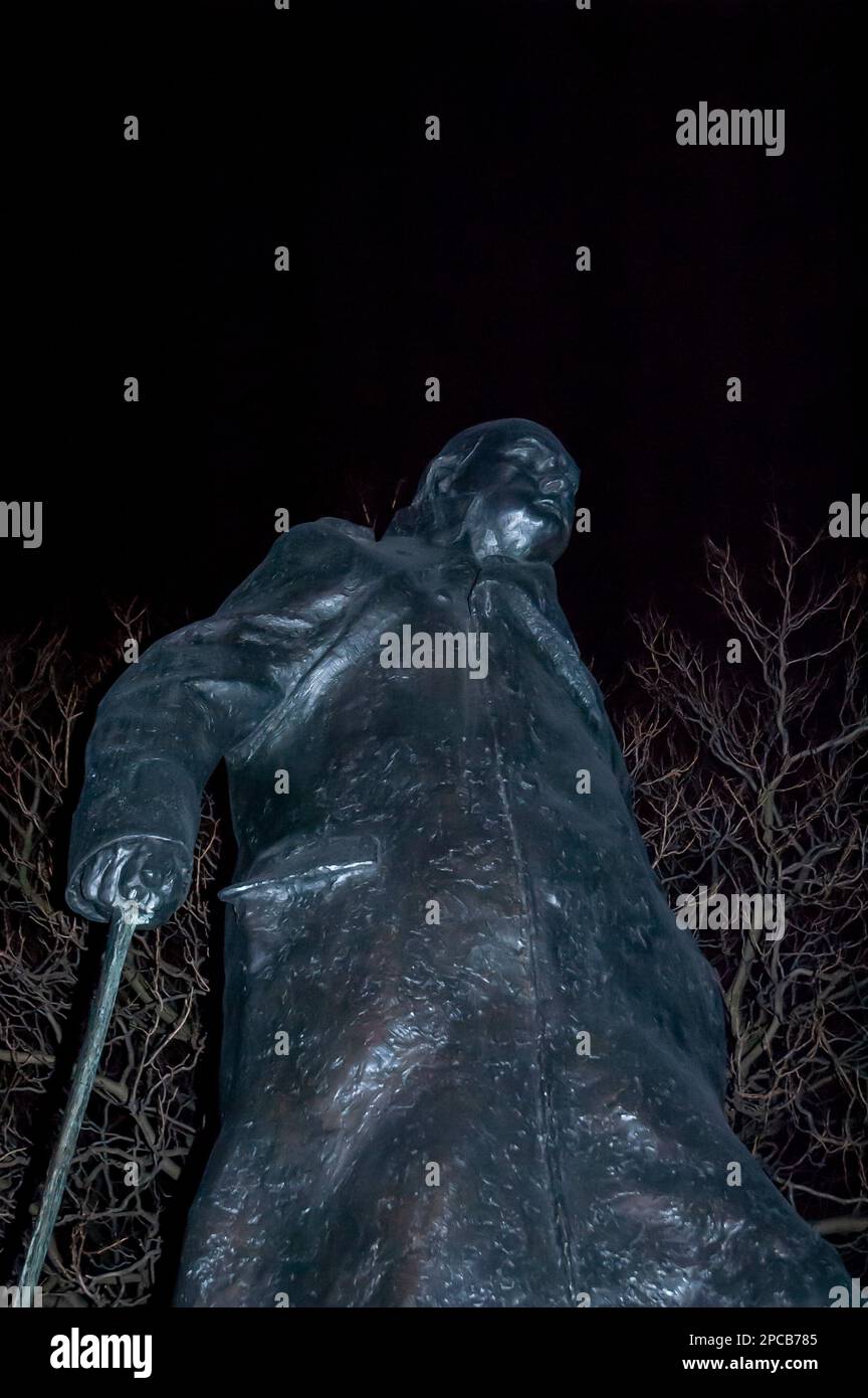 Winston Churchill statue at night in Parliament Square Westminster ...