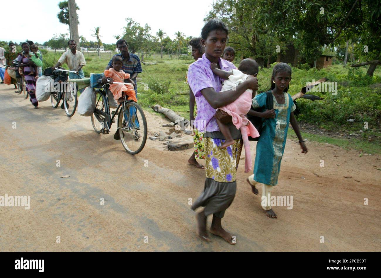 Displaced ethnic Tamils arrive in Valachchenai, a camp about 230 ...