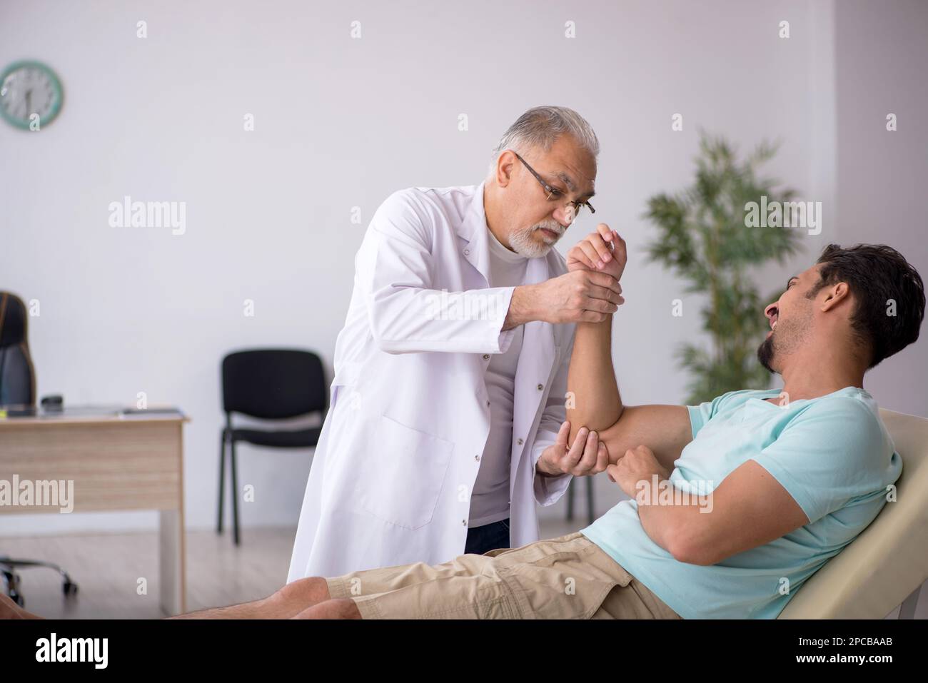 Patient explaining elbow pain hi-res stock photography and images - Alamy