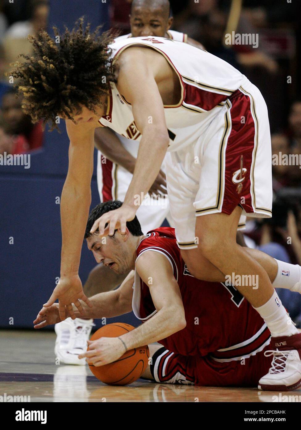 Chicago Bulls' Kirk Hinrich, bottom, battles Cleveland Cavaliers ...