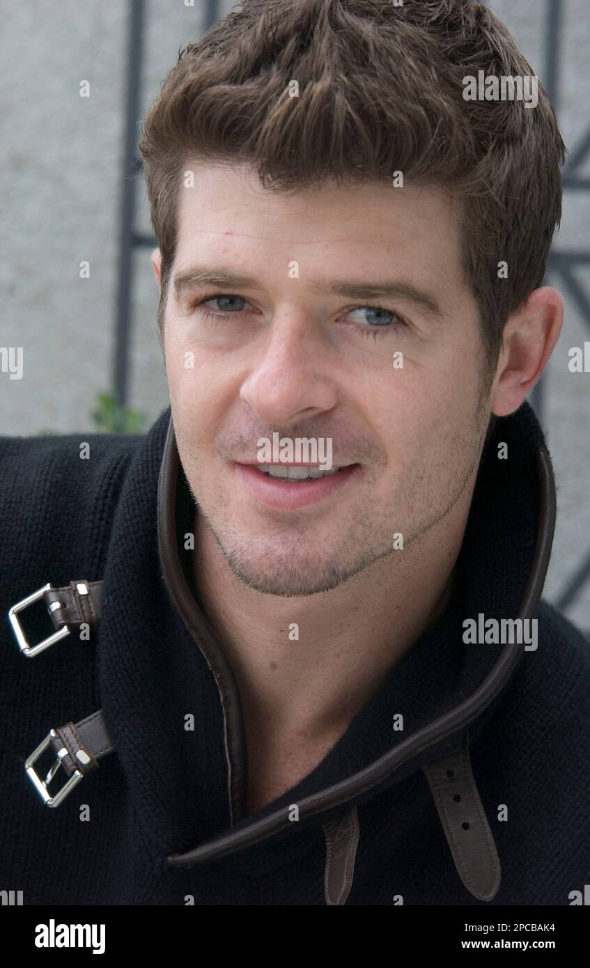 Singer Robin Thicke is photographed in New York, Oct. 7, 2006. (AP ...
