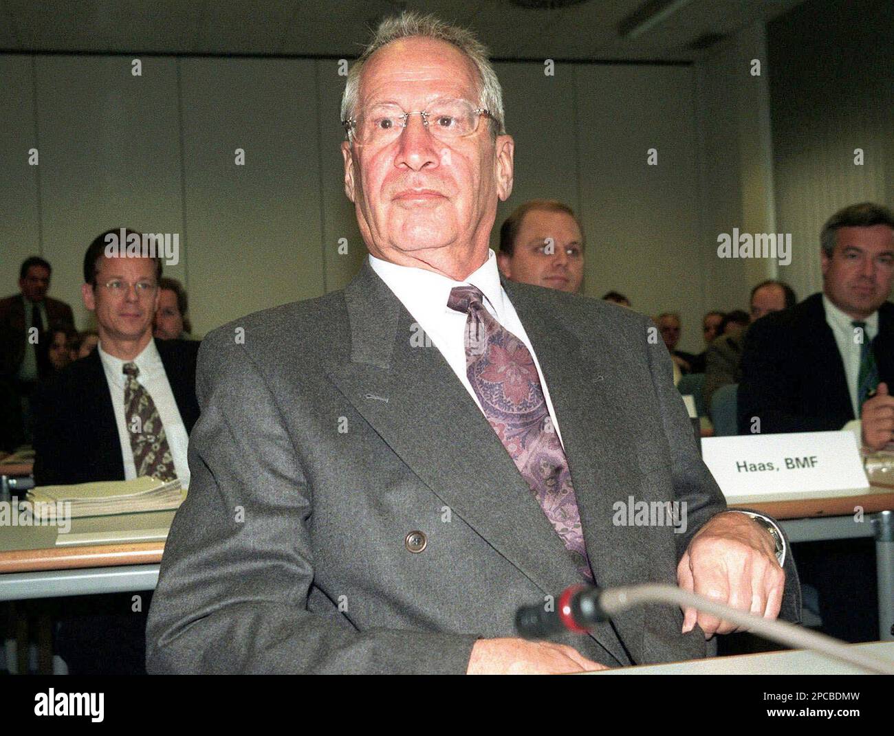 ** ARCHIV ** Der fruehere DDR-Spionagechef Markus Wolf wartet am 2 ...