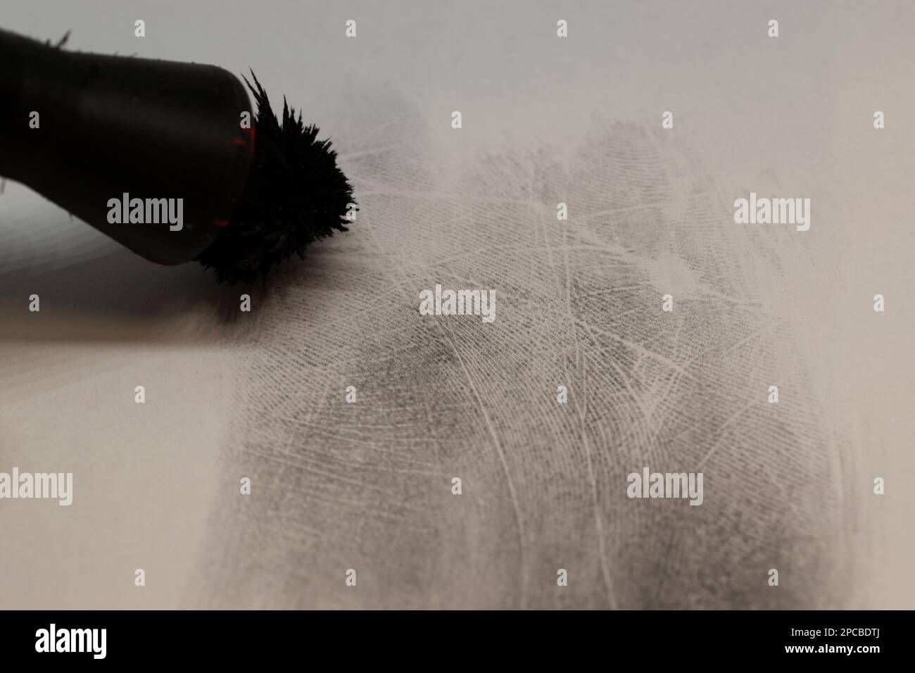 Palm print and magnetic powder Stock Photo - Alamy