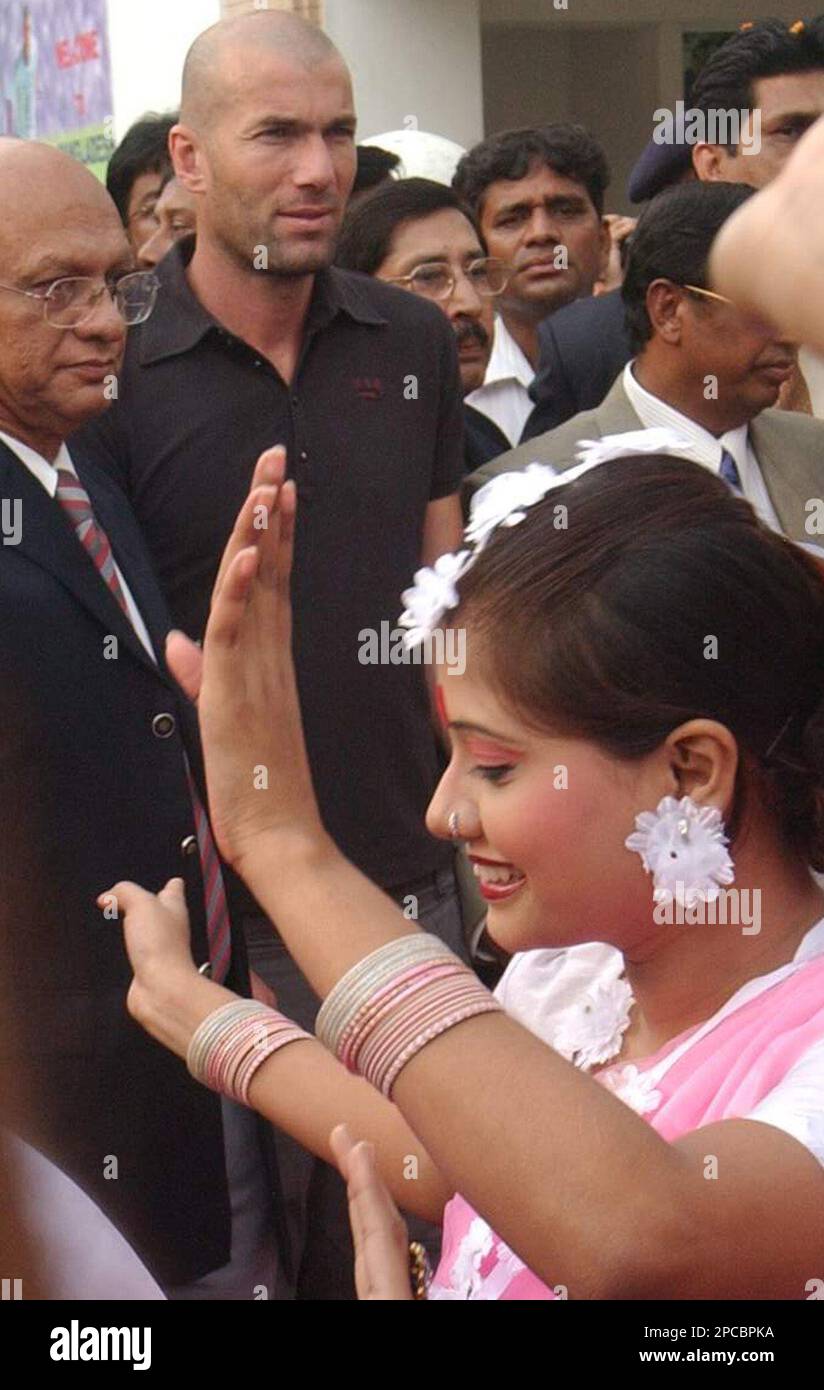 Bangladeshi girls dance to welcome French Footballer Zinedine Zidane ...