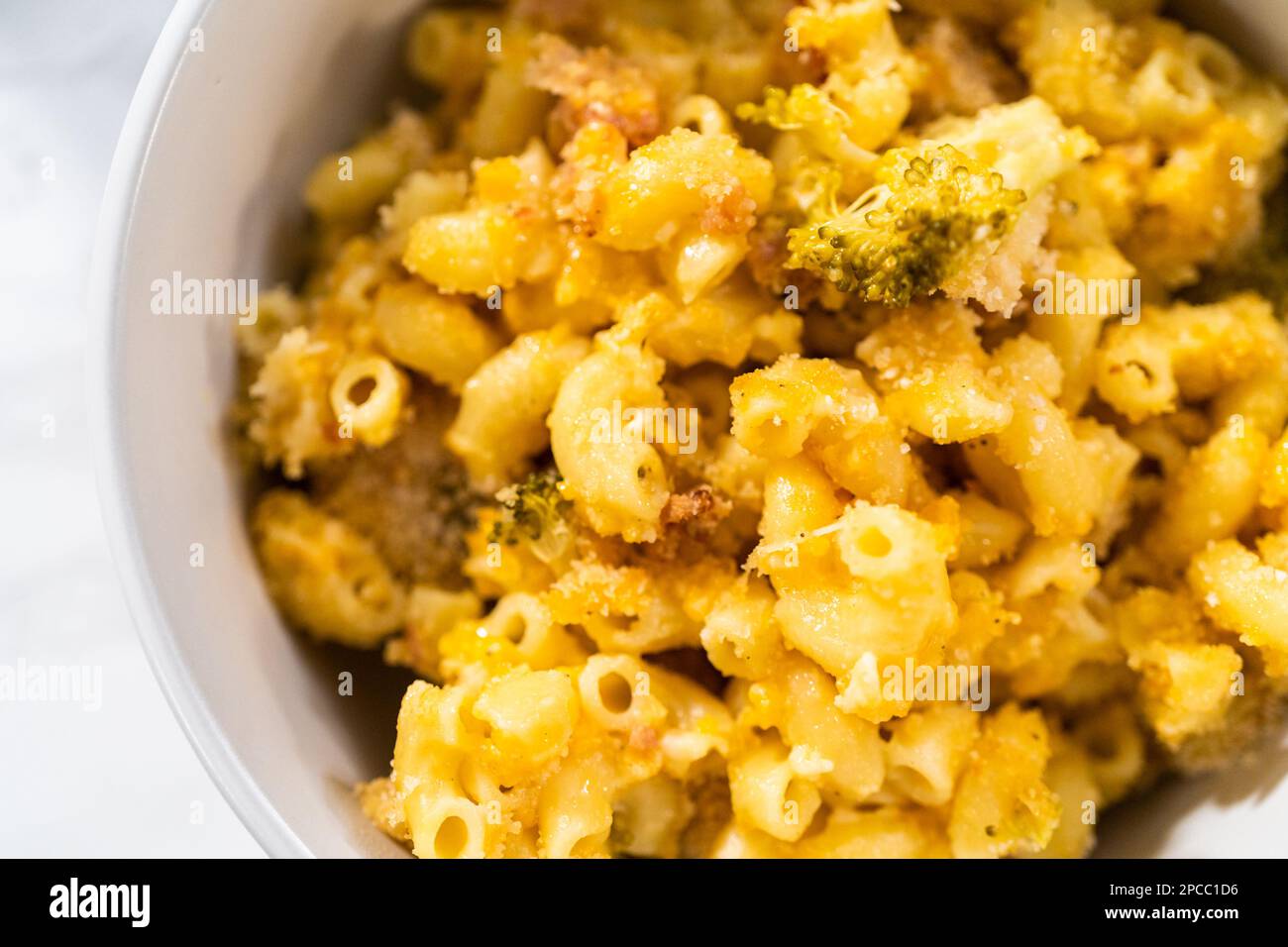 Macaroni and cheese with broccoli Stock Photo - Alamy