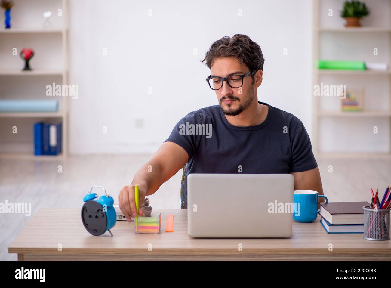 Reporter working late hi-res stock photography and images - Alamy