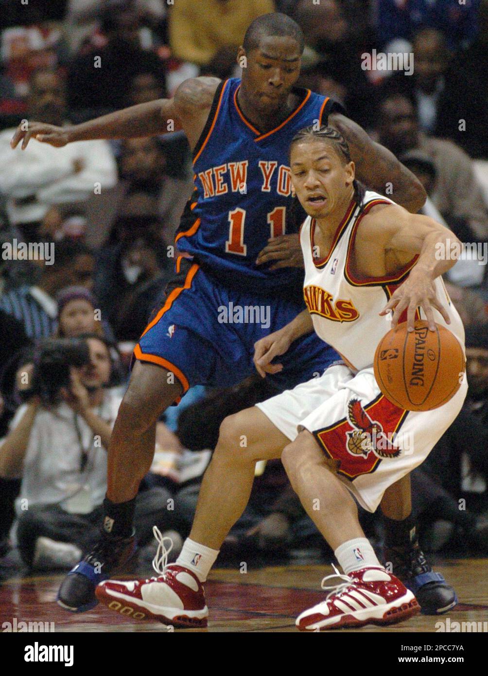 Atlanta Hawks guard Tyronn Lue, right, works his way around New York ...