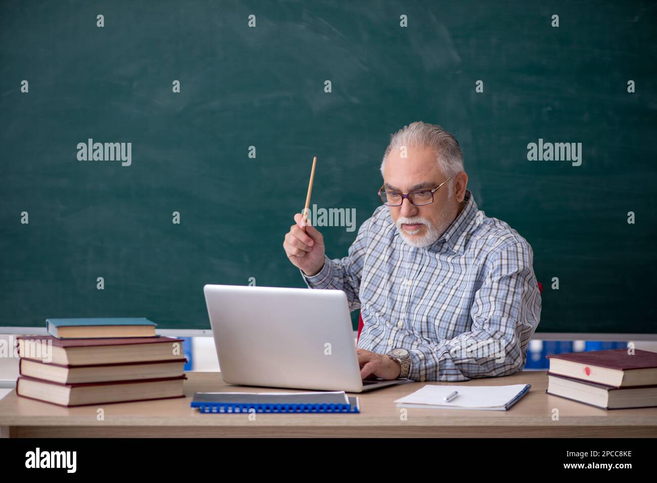 Male teacher laptop pointing hi-res stock photography and images - Alamy
