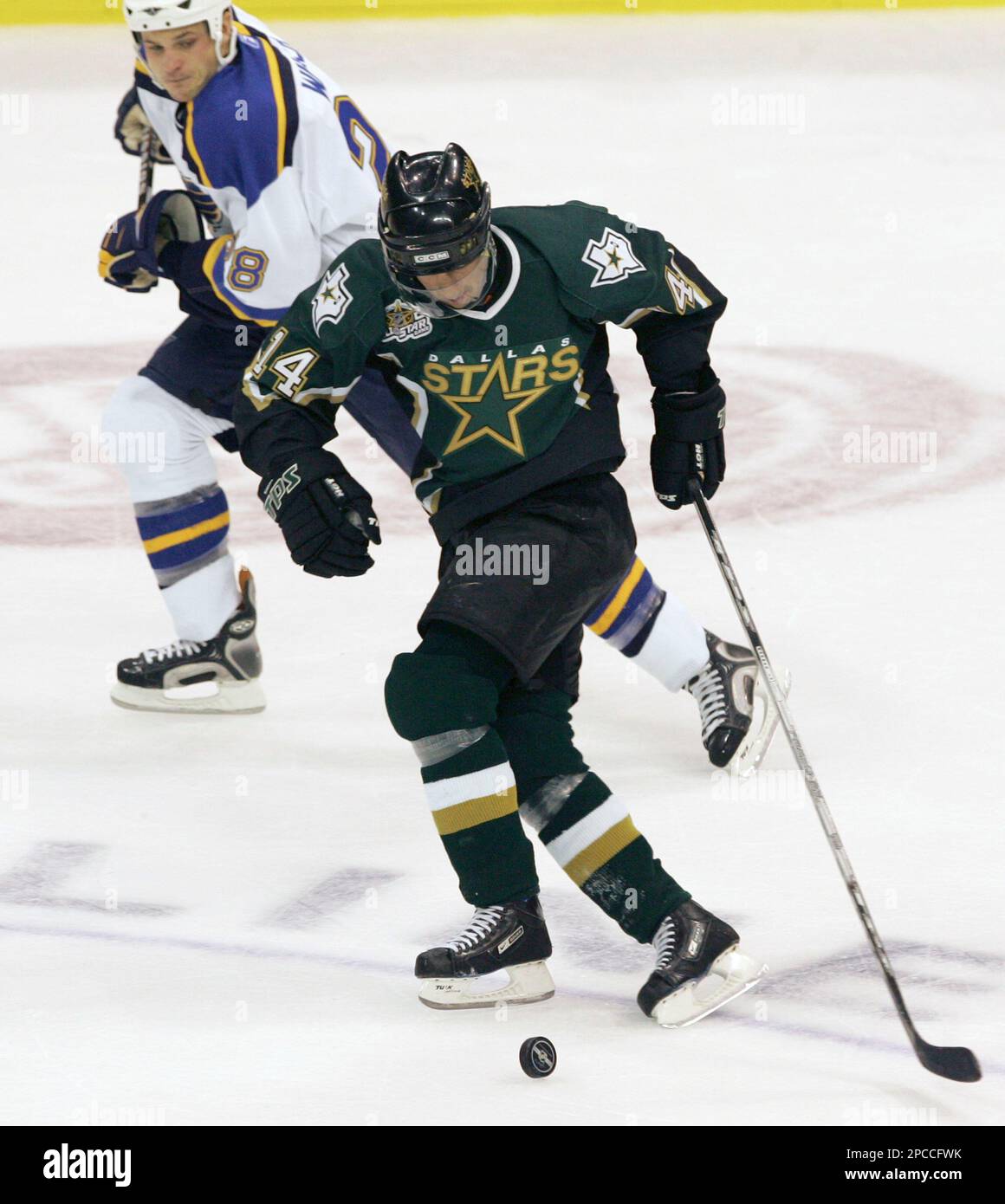 Dallas Stars' Stu Barnes (14) takes the puck in front of St. Louis ...
