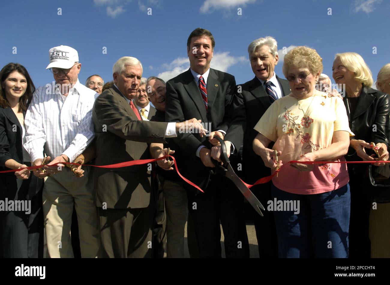 Sen. George Allen, R-Va.,center, Sen. John Warner, R-Va., center right ...