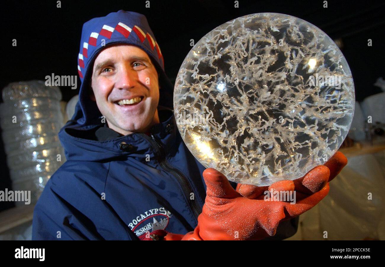 ** ARCHIV ** Steve Brice praesentiert eine Skulptur aus Eis, die er ...