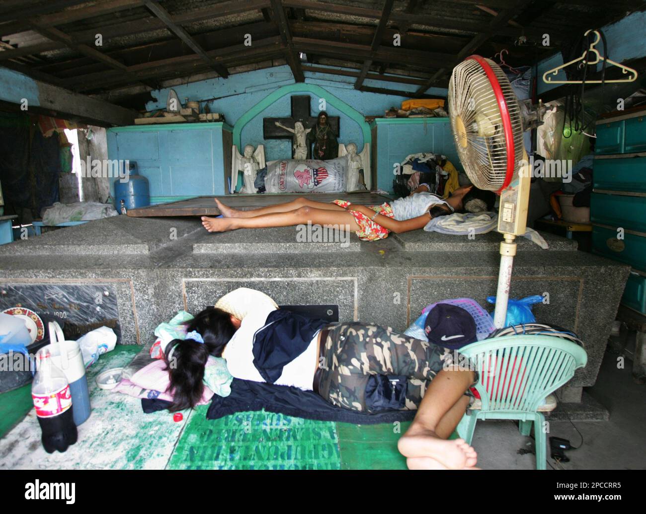 A Filipino family living inside Manila's north cemetery sleeps on top ...