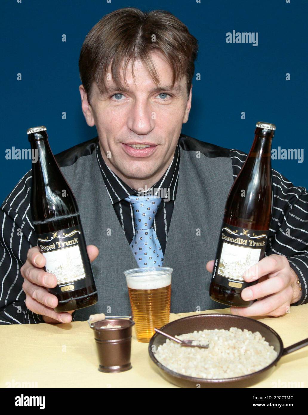 Mit zwei Flaschen seines mit Weihrauch vermischten Bieres posiert der ...