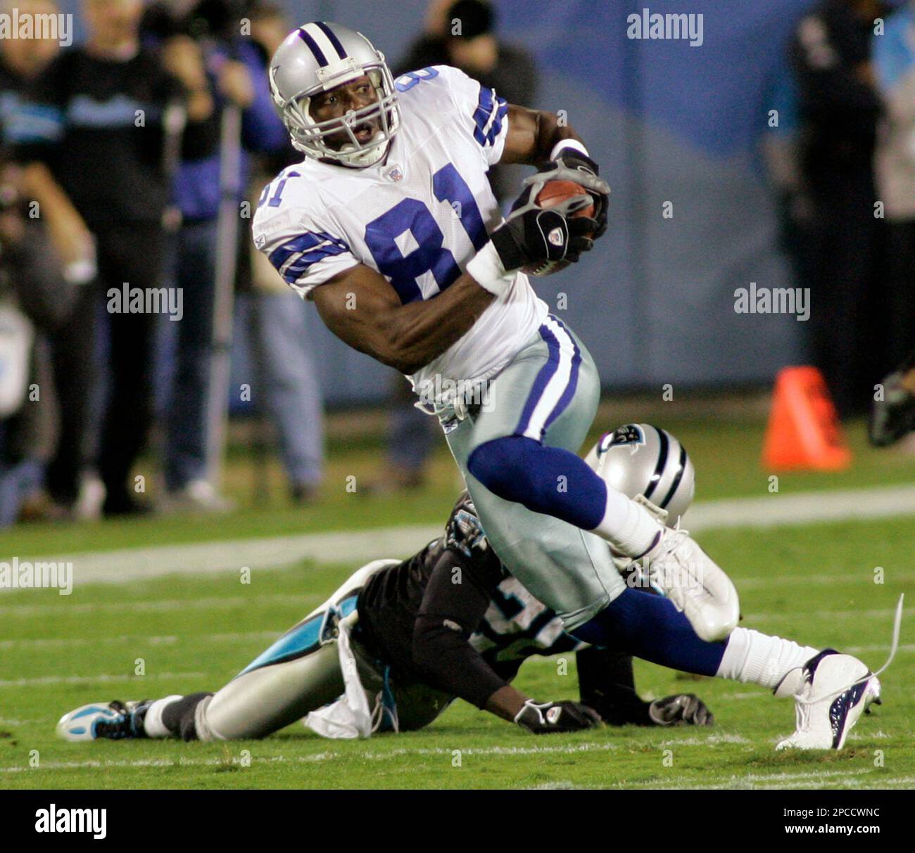 Dallas Cowboys' Terrell Owens (81) runs past Carolina Panthers' Chris ...