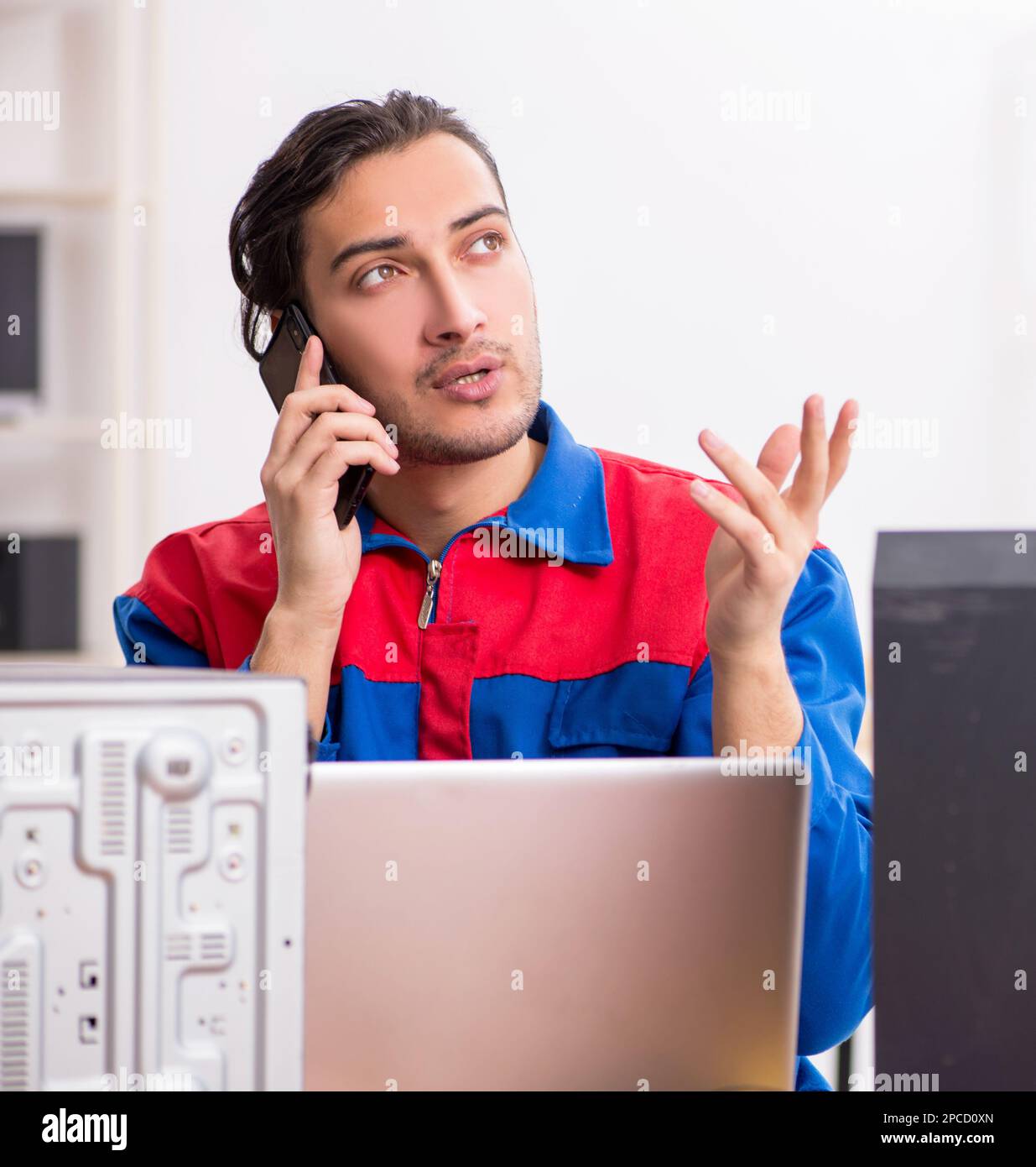 The young engineer repairing musical hi-fi system Stock Photo - Alamy