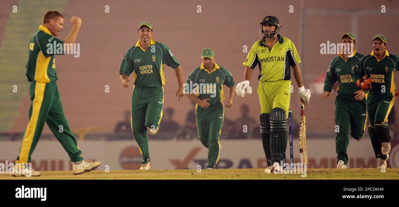 South African cricket players celebrate the dismissal of Pakistan's ...