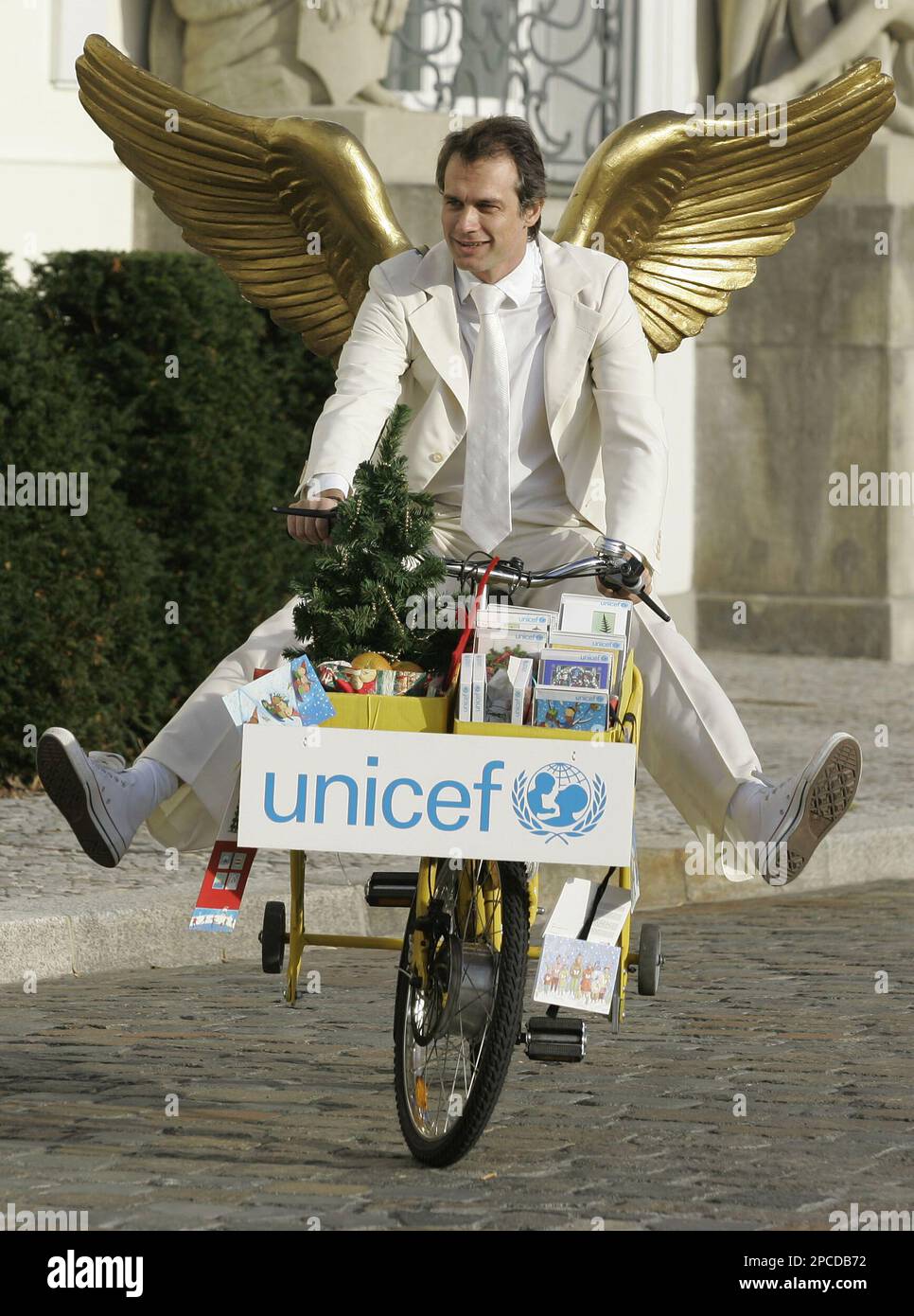 Schauspieler Ralf Bauer, rechts, radelt als "himmlischer Brieftraeger ...