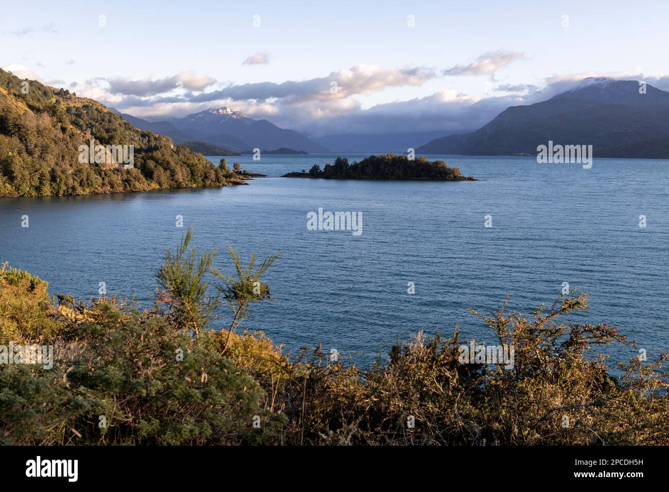 Beautiful Lago Buenos Aires / Lago General Carrera near Puerto Rio ...