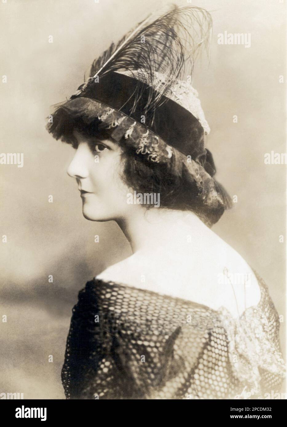 1915 , USA : The silent movie actress ANNA LITTLE ( Ann Little - born ...