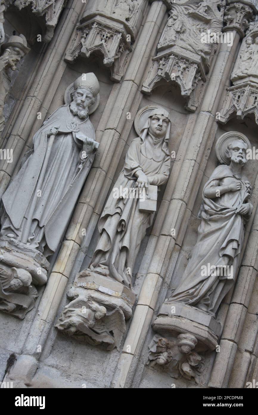 Church statues hi-res stock photography and images - Alamy