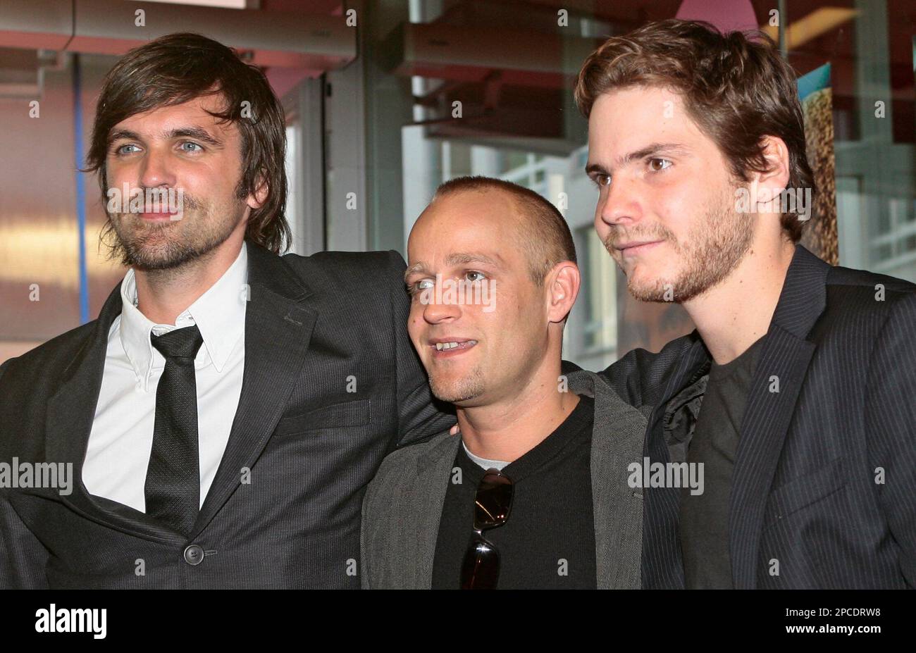 Die Schauspieler Daniel Bruehl, rechts, und Juergen Vogel, Mitte ...