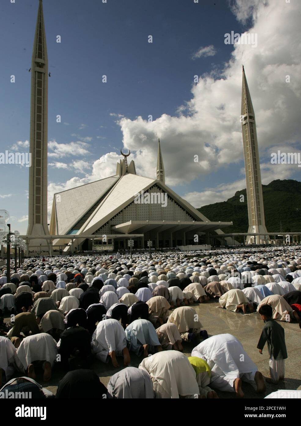 Pakistani Muslims offer prayers of the last Friday of Islamic fasting ...